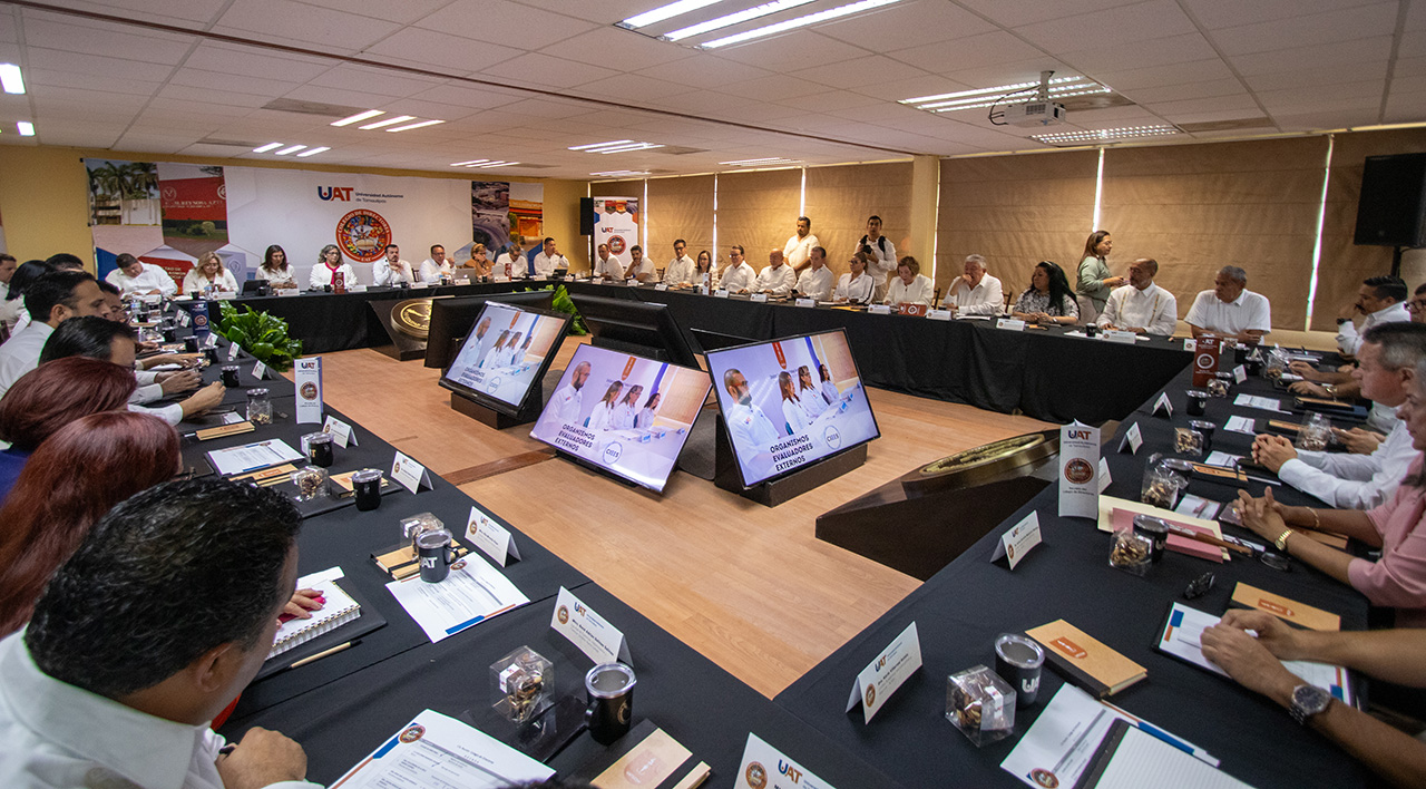 Rector y directores de la UAT evalúan programas institucionales - Daisy Herrera