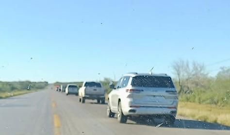 Escoltan policías caravana de paisanos - Daisy Herrera