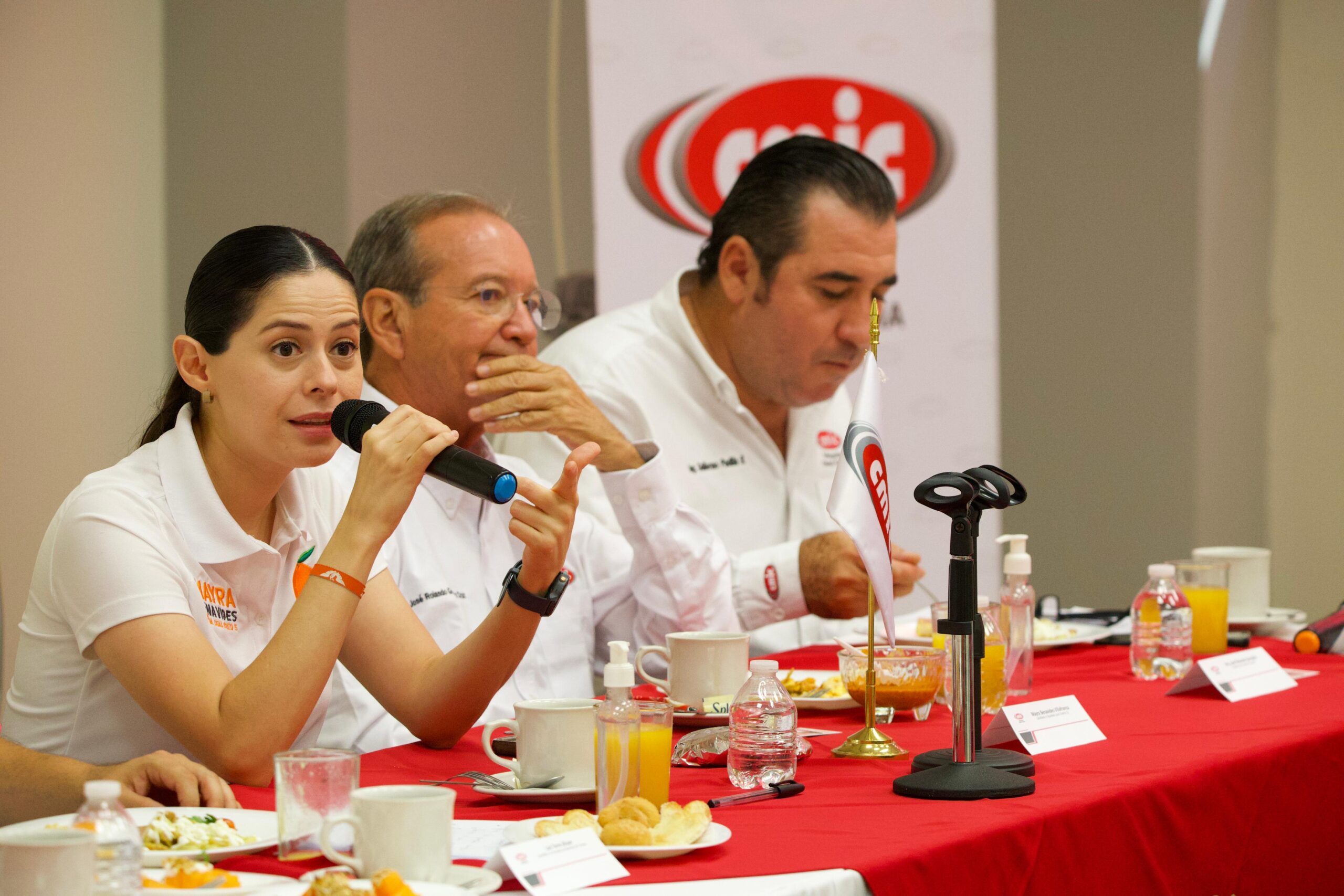 Realiza Mayra Benavides compromiso con constructores - Daisy Herrera