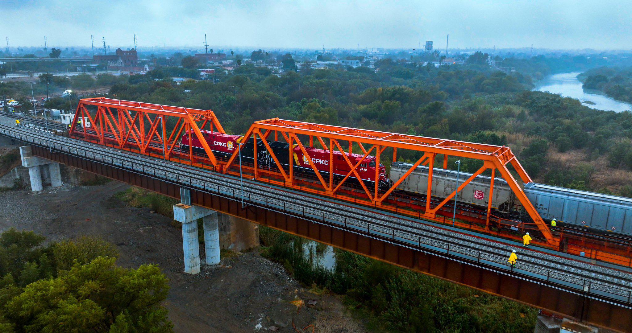 Inauguran en Nuevo Laredo puente ferroviario internacional Patrick J ...